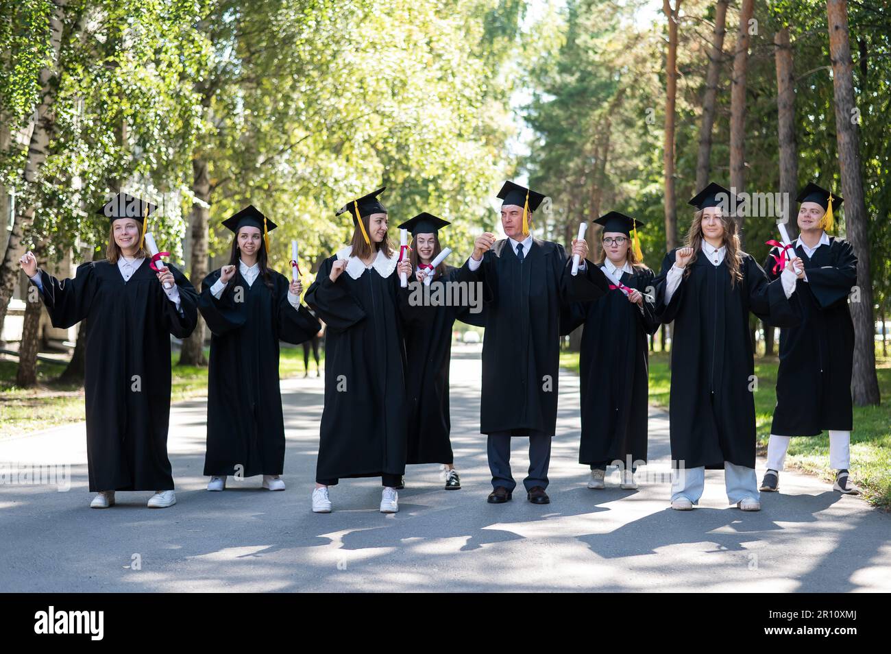 High school graduates dance hi-res stock photography and images - Alamy
