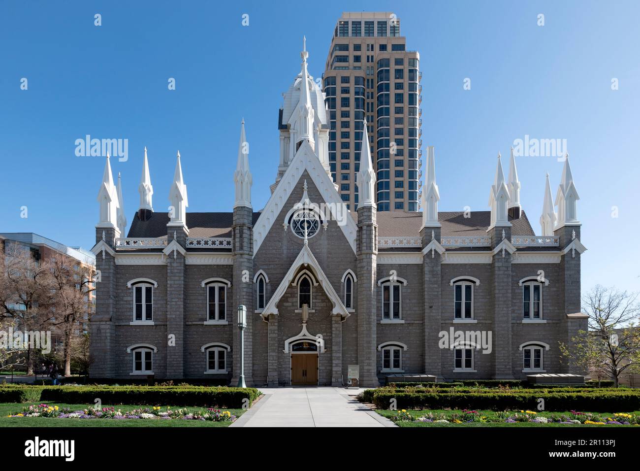 Tourist on background gothic temple hi-res stock photography and images ...