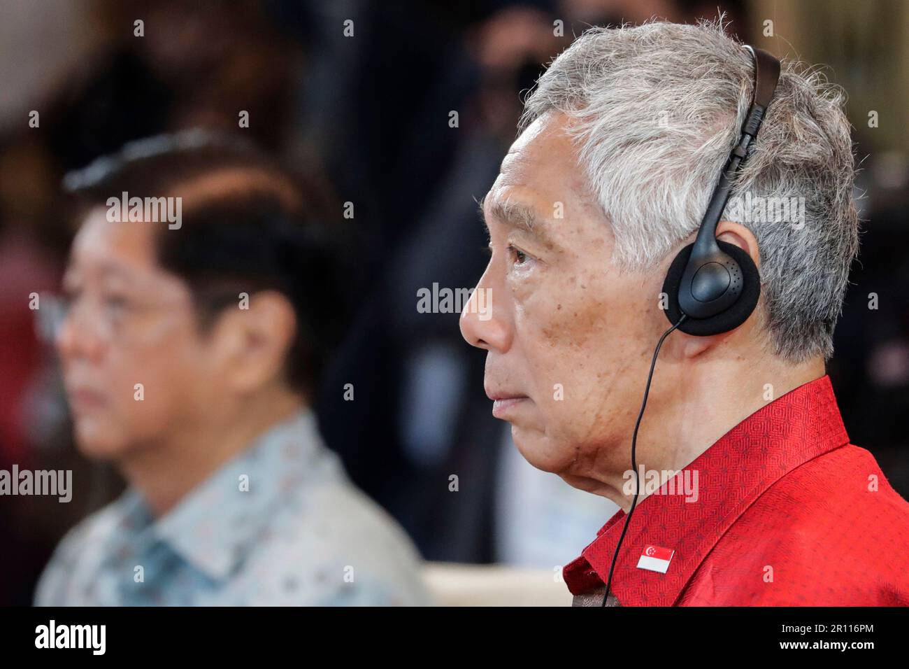 Singapores Prime Minister Lee Hsien Loong Right And Philippine