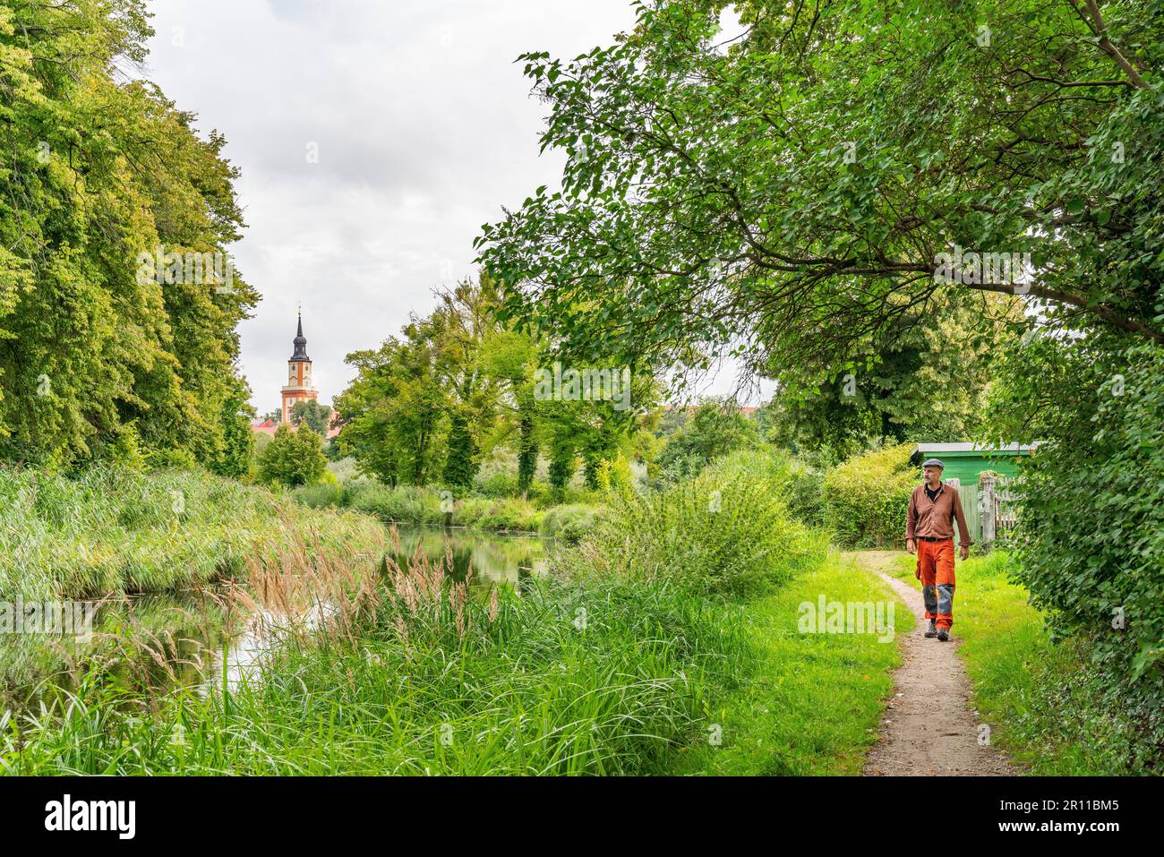 Hikers at the Templin Canal, long-distance hiking trail Maerkischer ...