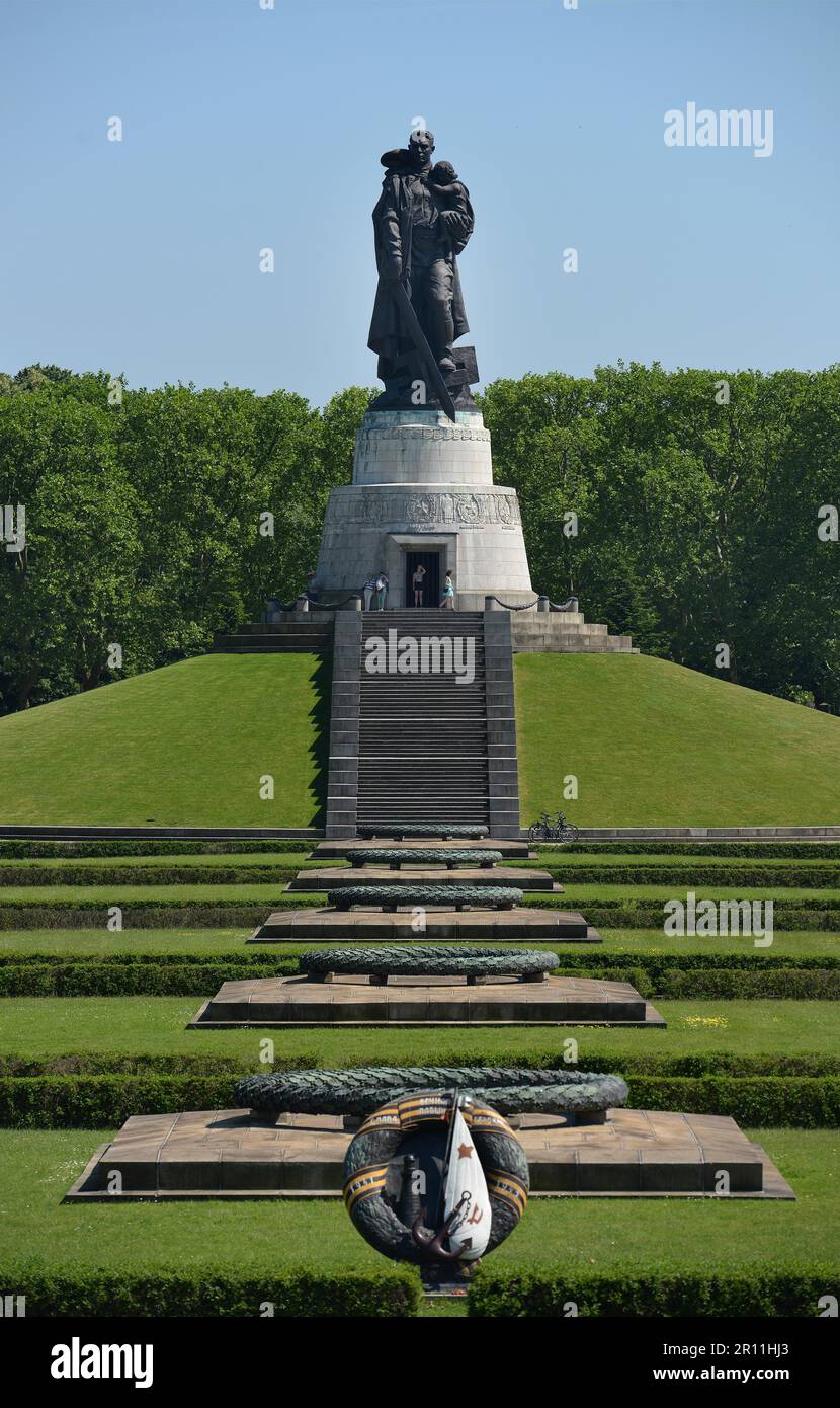Soviet soldier monument hi-res stock photography and images - Alamy