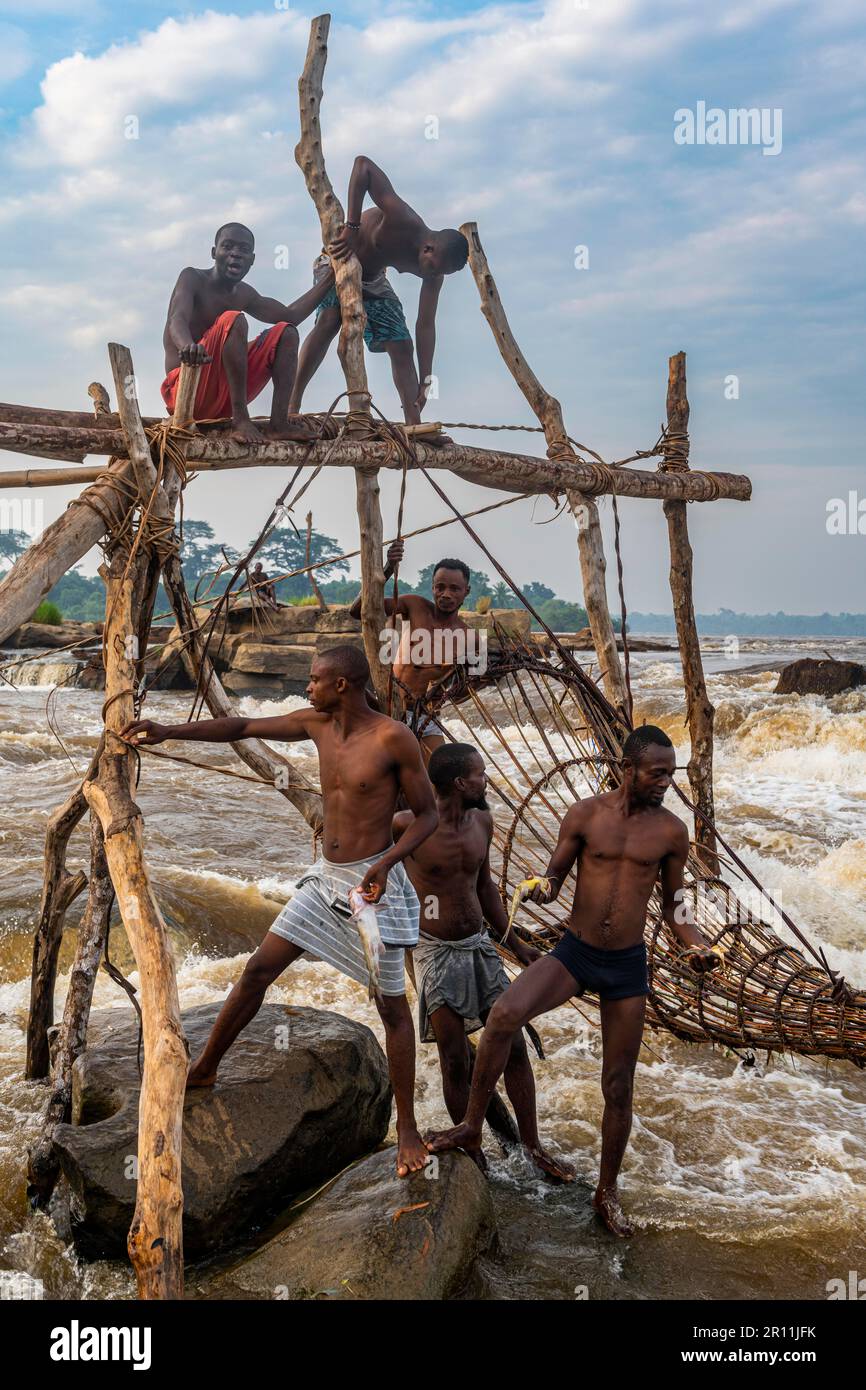 Indigenous fishermen from the Wagenya tribe, Congo river, Kisangani, DR Congo Stock Photo - Alamy