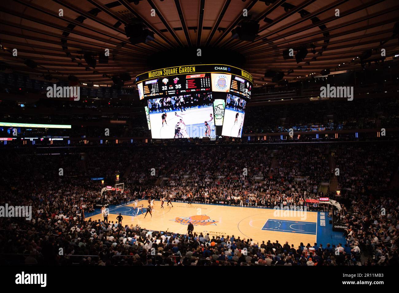 Madison square garden basketball court hi-res stock photography and ...