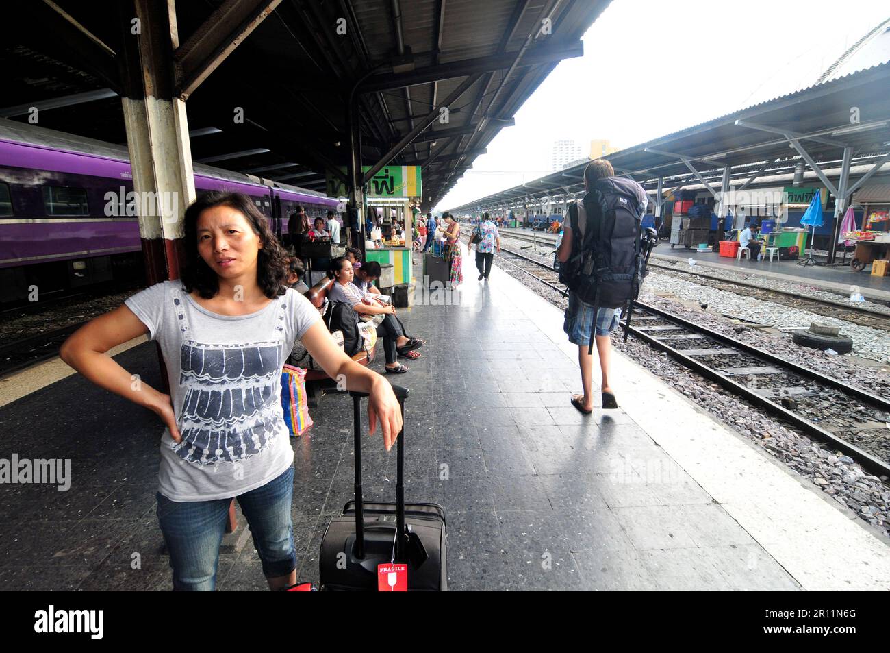 Passengers waiting for the train in the Hua Lamphong railway station in Bangkok, Thailand Stock ...