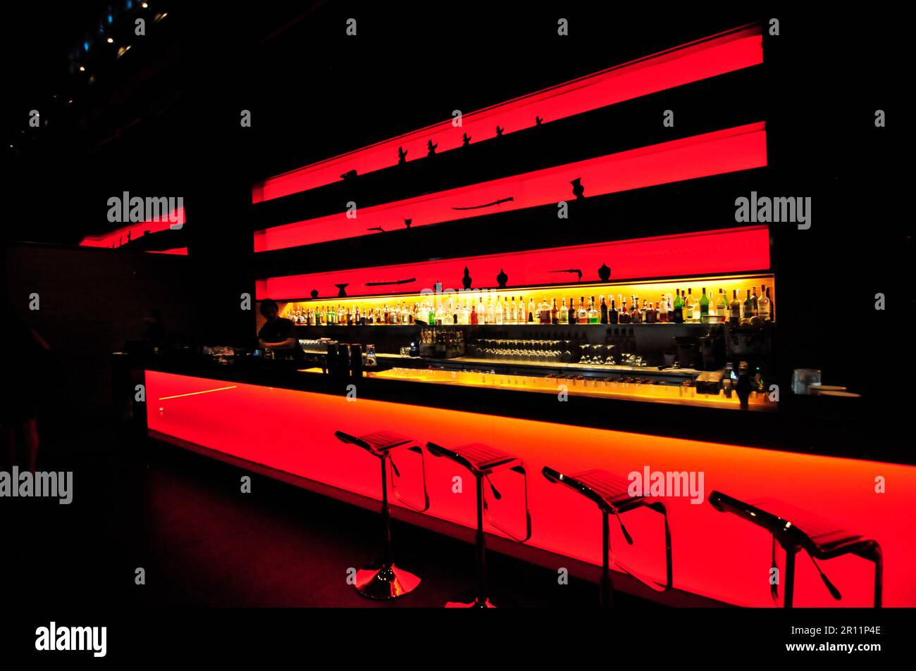 Long table rooftop bar hi-res stock photography and images - Alamy