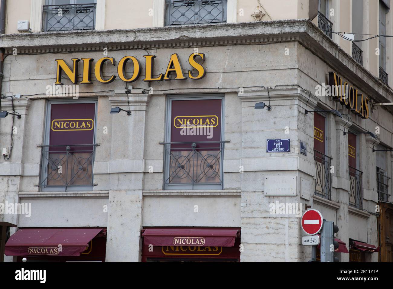 French wine shop entrance sign hi-res stock photography and images - Alamy