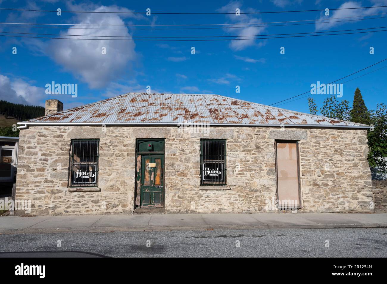 Old stone hotel, Clyde, Central Otago, South Island, New Zealand Stock ...