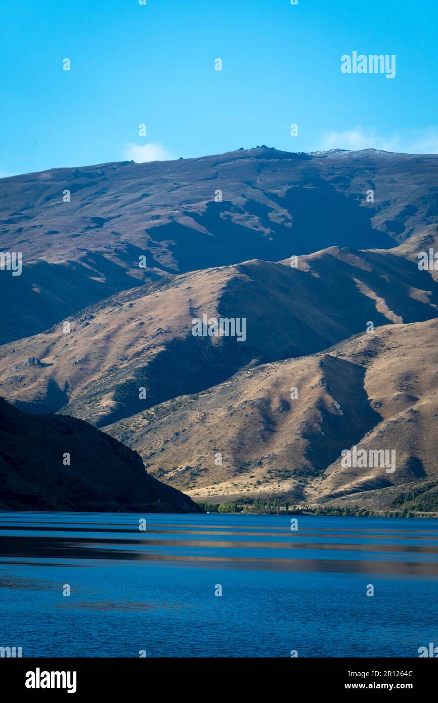 Lake Dunstan and the Dunstan Range, from Clyde, Central Otago, South ...