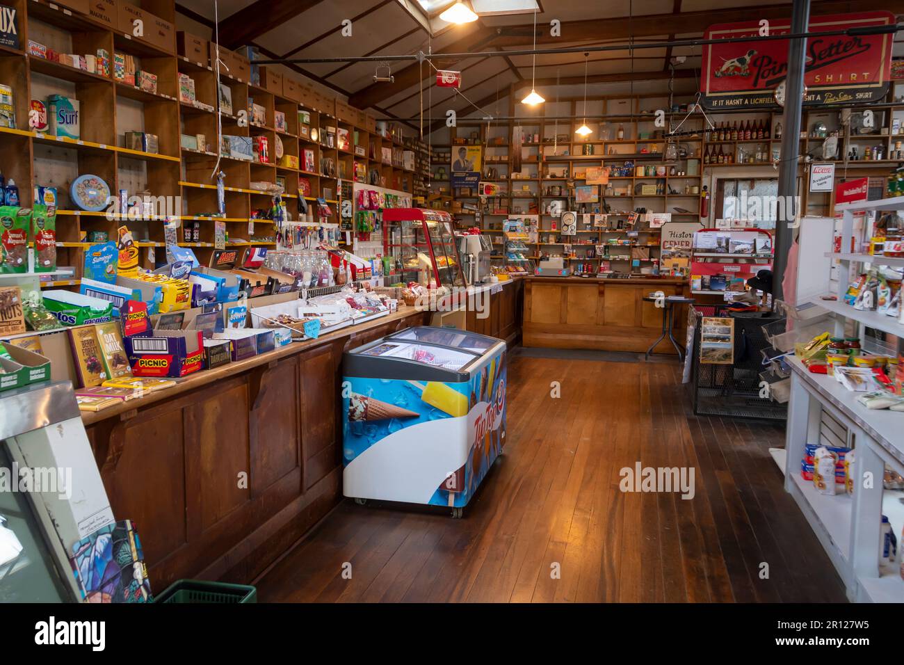 Vintage general store interior hi-res stock photography and images - Alamy