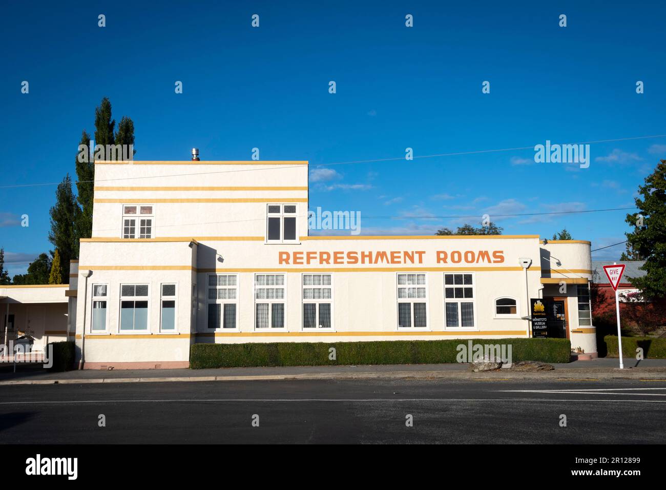 Art Deco refreshment rooms, now Maniatoto Museum and Gallery Ranfurly ...