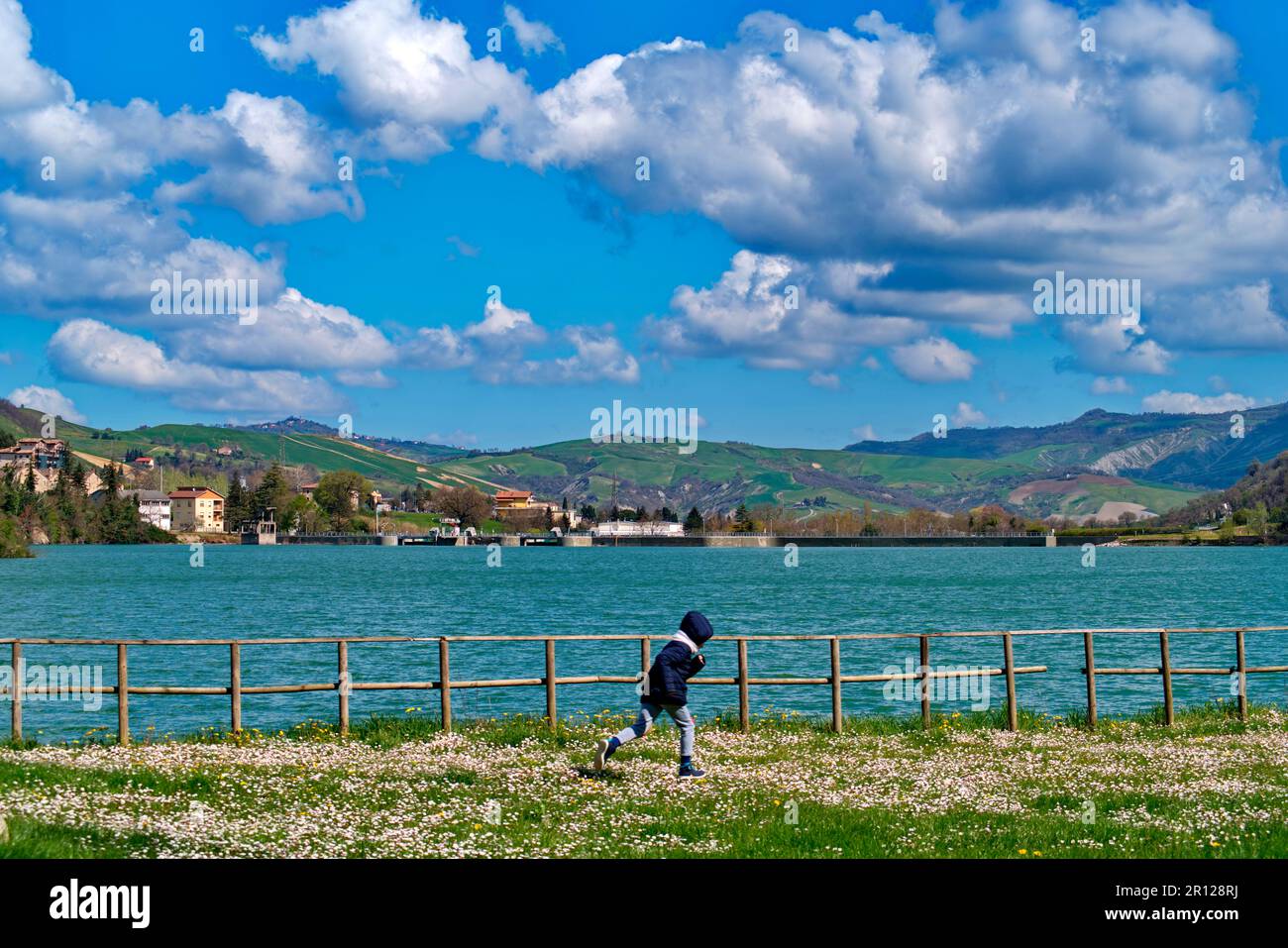 Persona al lago hi-res stock photography and images - Alamy