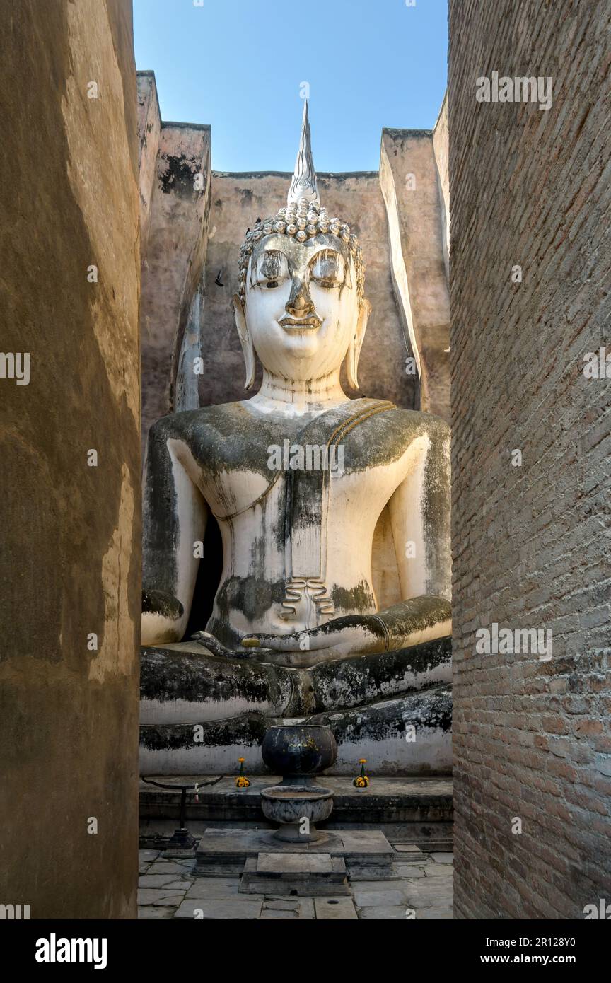 Wat Si Chum (Temple of the Bodhi Tree) with its giant seated Buddha ...