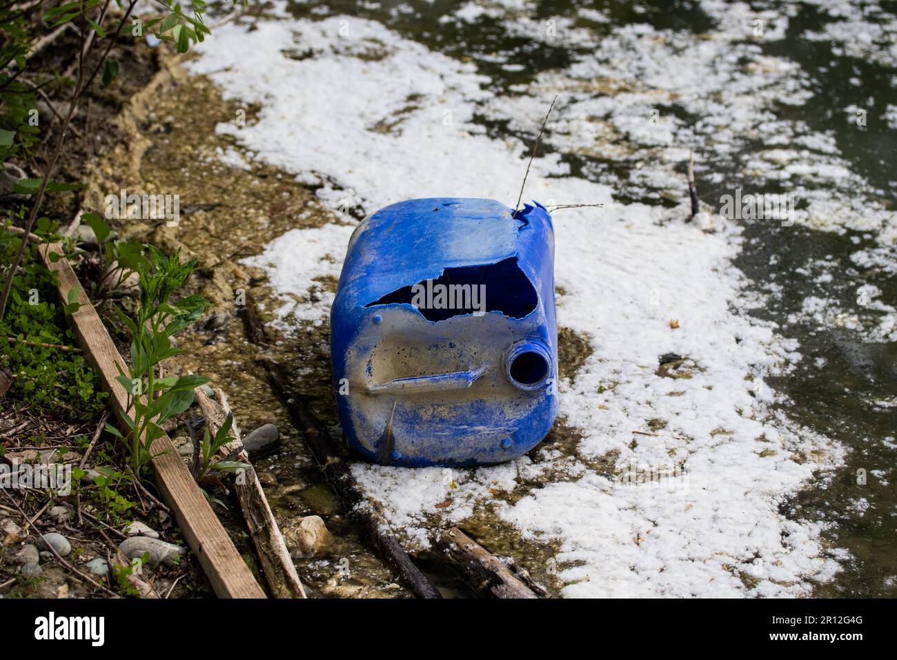 Plastic waste and sewage in polluted lake Stock Photo - Alamy