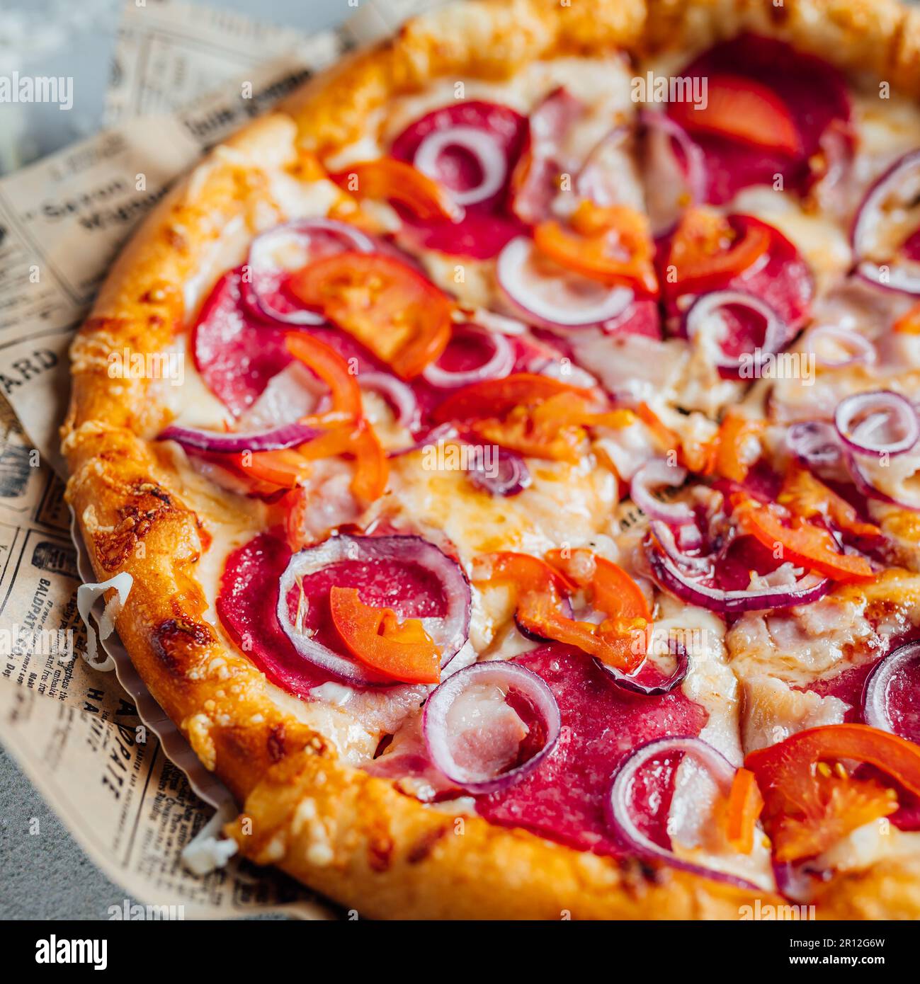 Tray pizza in paper hi-res stock photography and images - Alamy