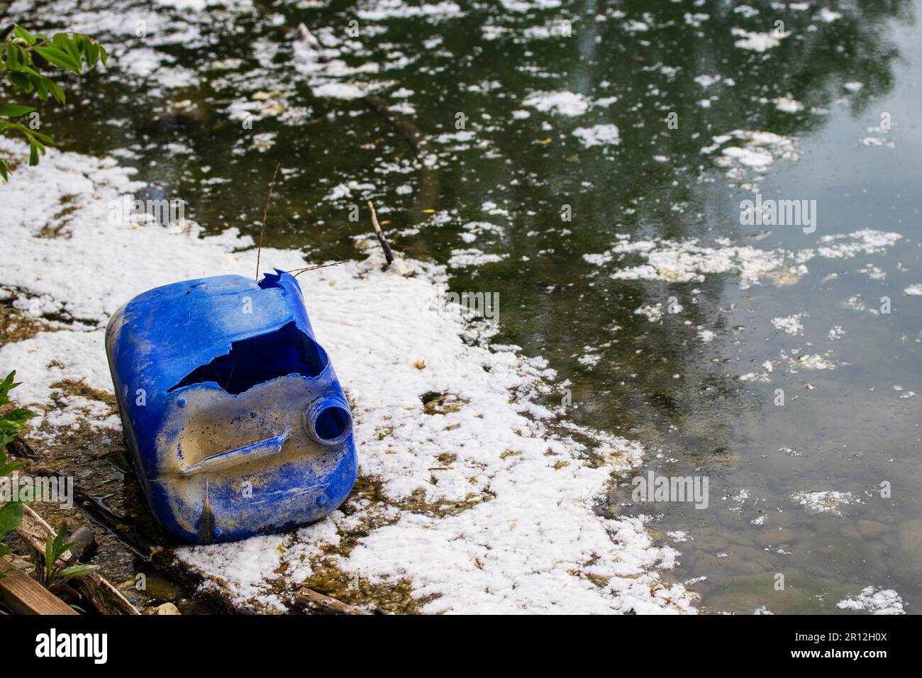 Plastic waste and sewage in polluted lake Stock Photo - Alamy