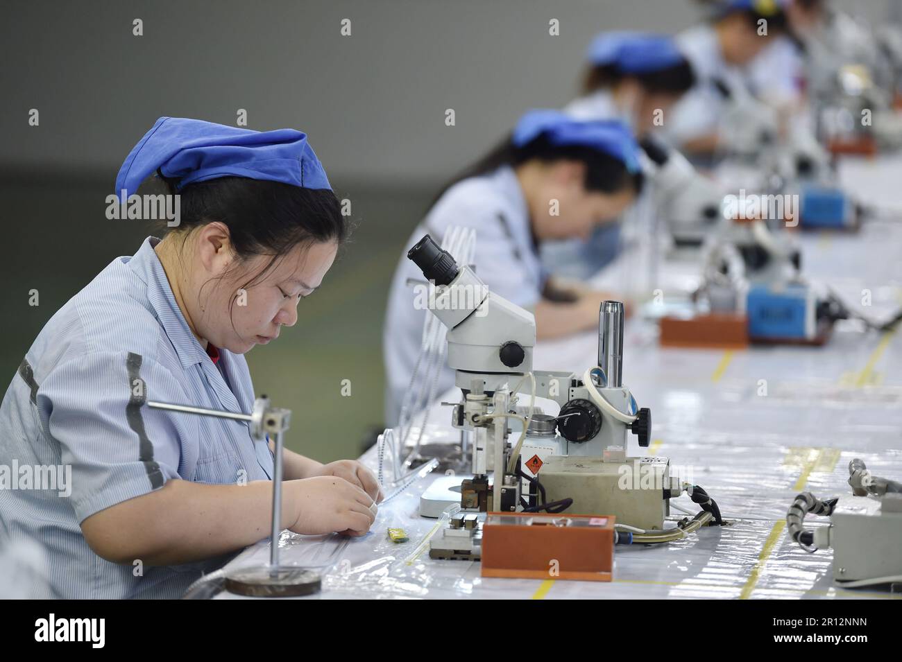 Electronics factory workers hi-res stock photography and images - Alamy