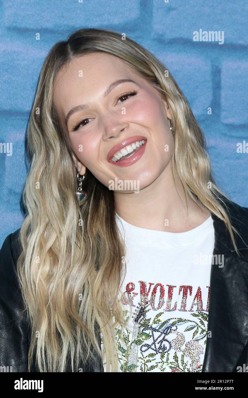 LOS ANGELES - MAY 10: Kelli Berglund at the Platonic Apple+ Series ...