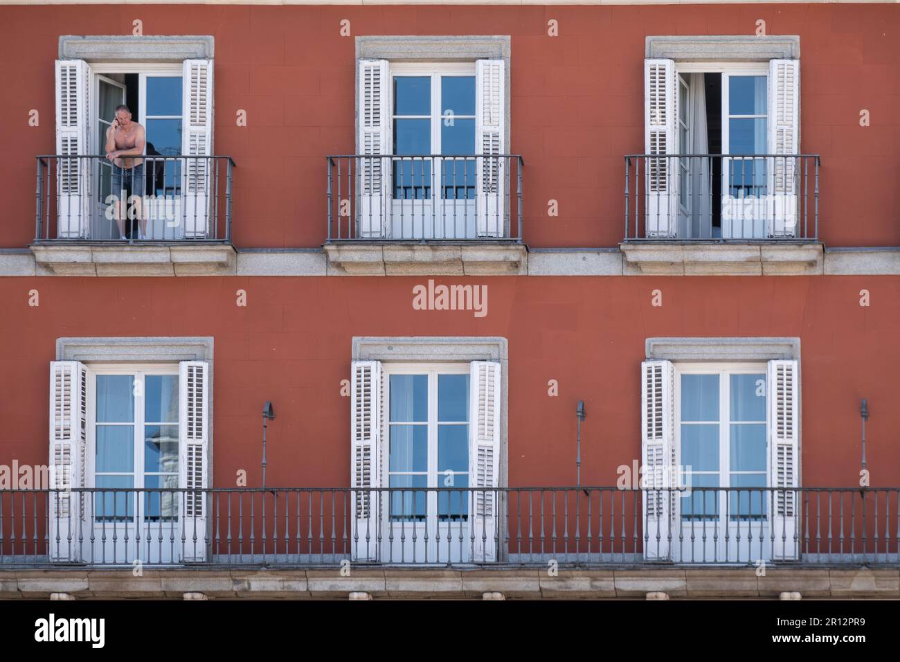 Man stand stands standing on balcony hi-res stock photography and ...