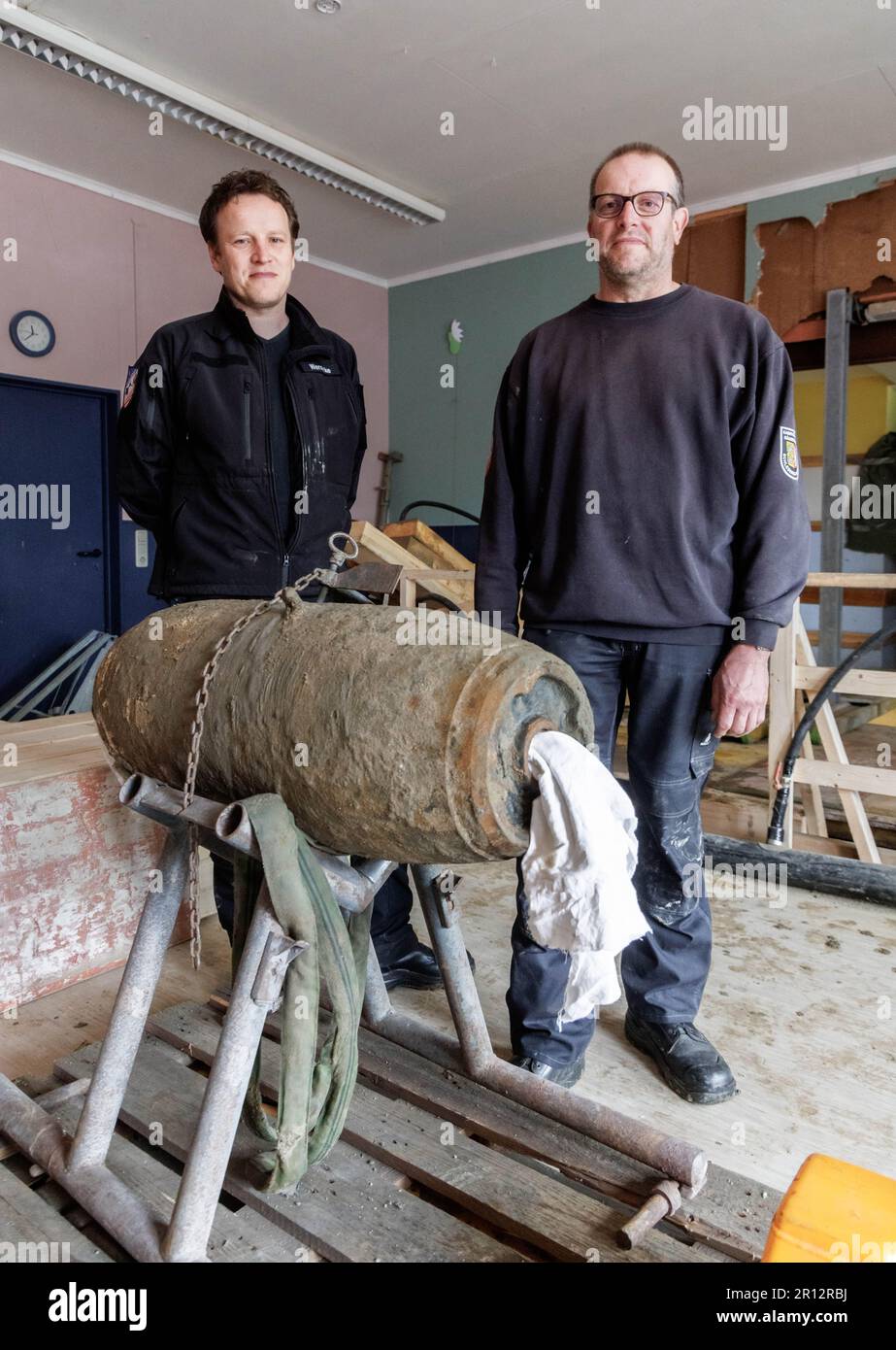 Schwentinental, Germany. 11th May, 2023. The two defusers Mark Wernicke ...