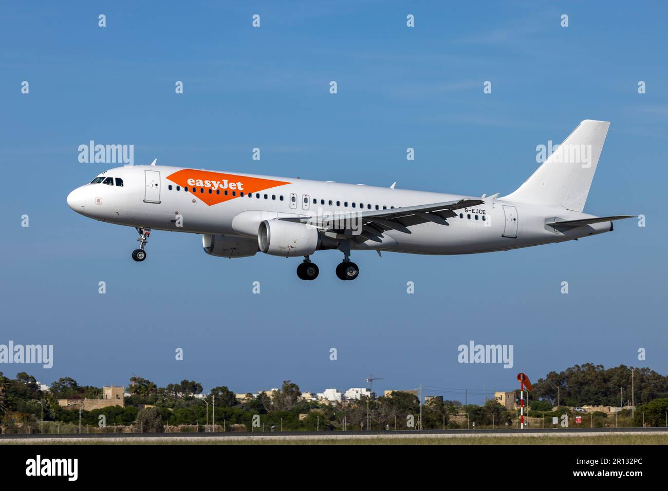 EasyJet Airbus A320-214 (REG: G-EJCE) in only partial livery just ...