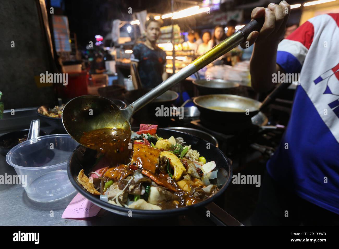 Yangon, Myanmar. 10th May, 2023. A Myanmar chef prepares spicy Chinese ...