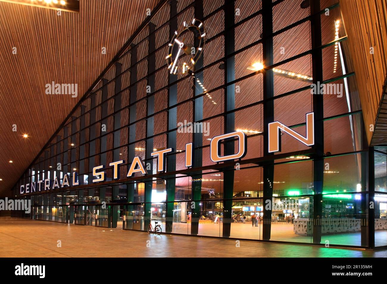 Rotterdam centraal train station at night hi-res stock photography and ...