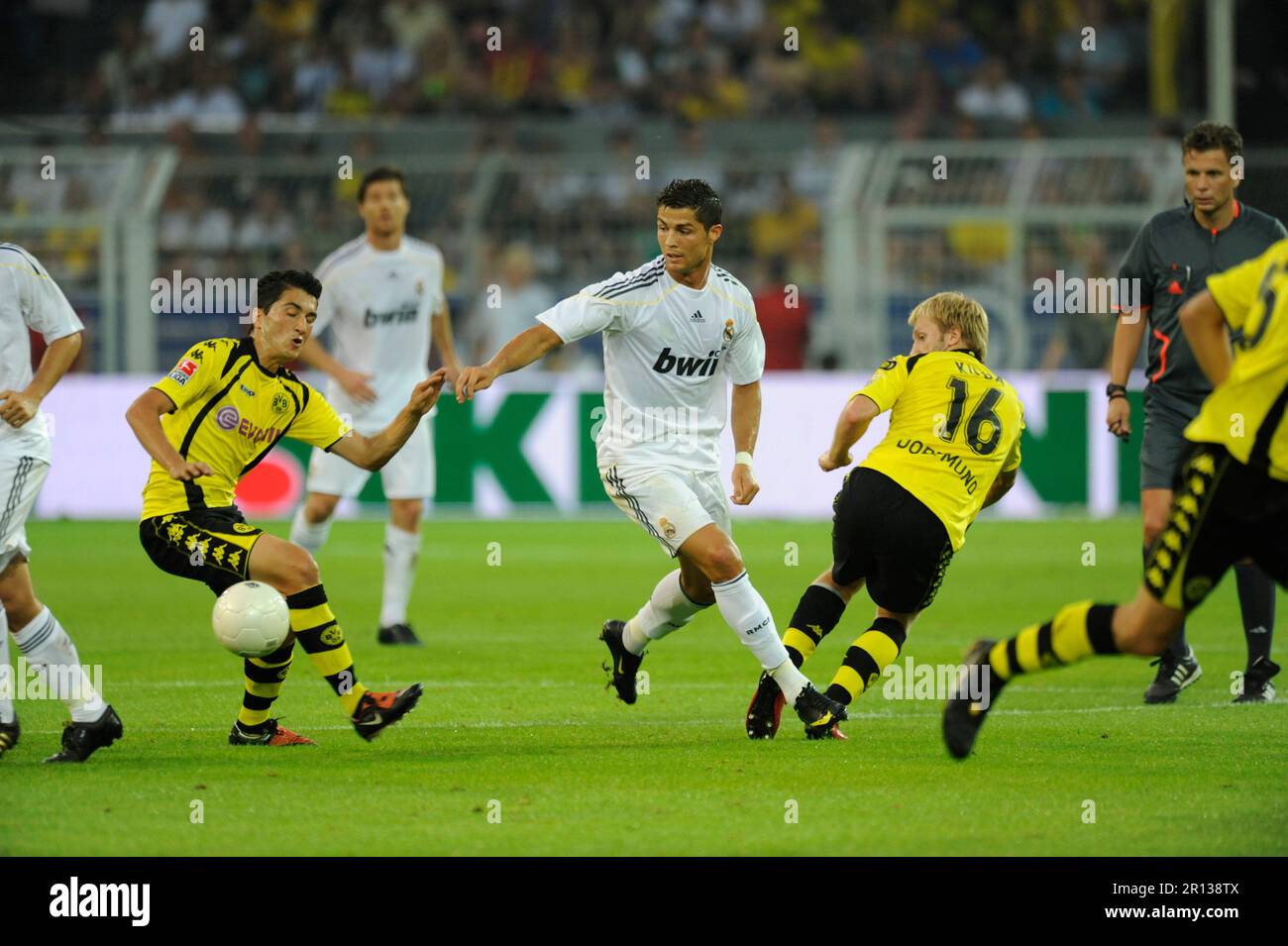 Christiano Ronaldo Aktion gegen Nuri Sahin und Kuba Fußball ...