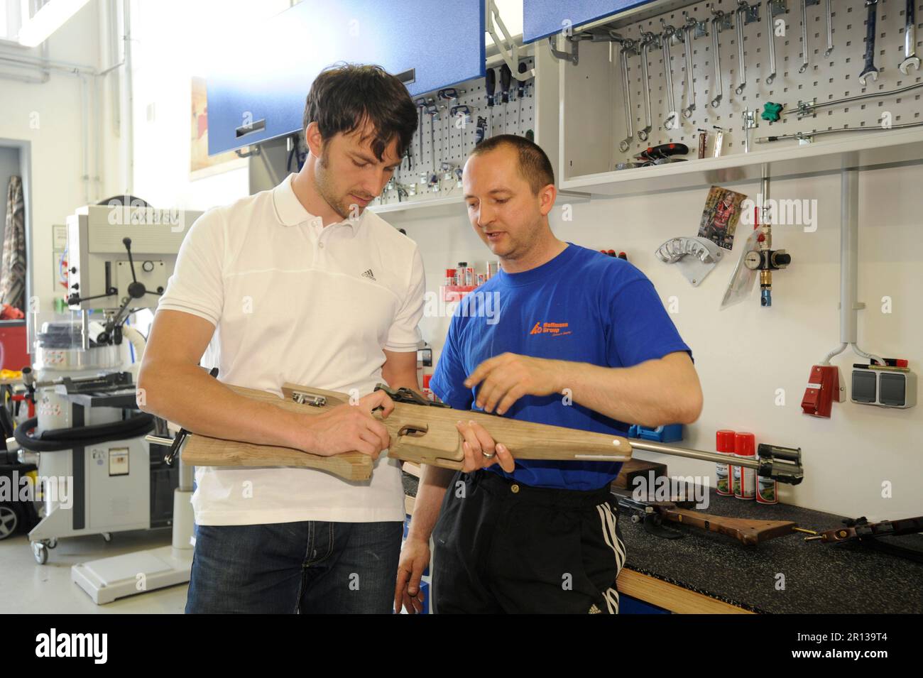 Alexander " Ali " Wolf Feature mit Waffenmeister Hauptfeldwebel Sandro ...