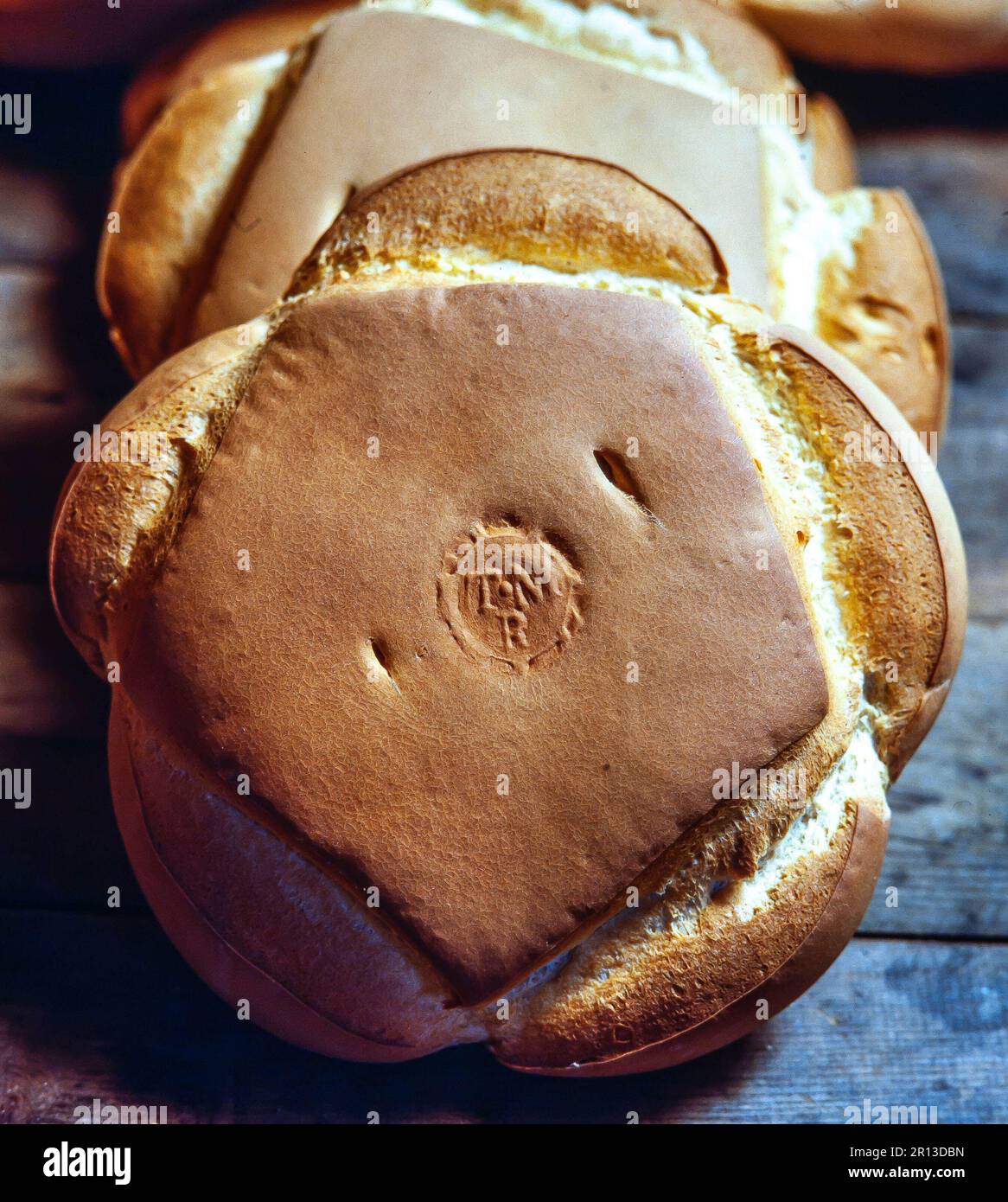 Pan con la marca de la panadería de Robleda, Salamanca. Fotografía del ...