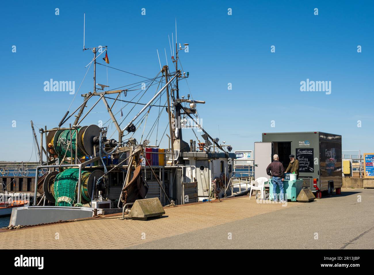Kiel, Deutschland, Mai 2023 Ein Fischer bietet frischen Fisch zum ...