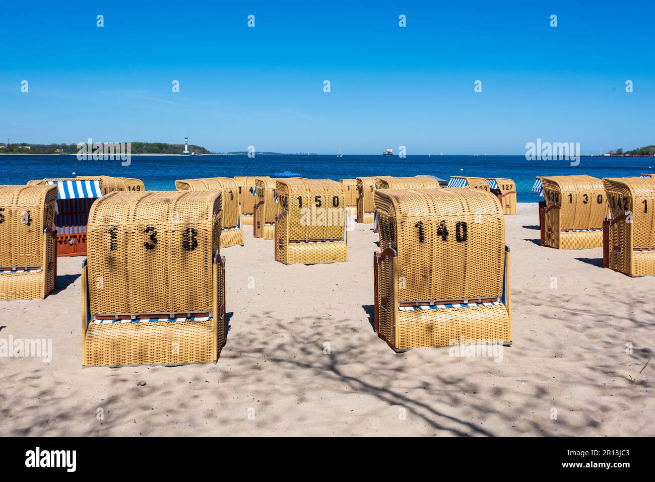 Heikendorf, Deutschland, Mai 2023 Ein herrlicher Sandstrand mit ...