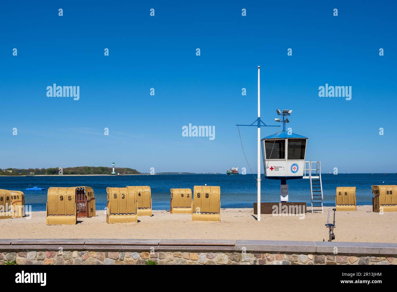 Heikendorf, Deutschland, Mai 2023 Der Sandstrand mit Strandkörben und ...