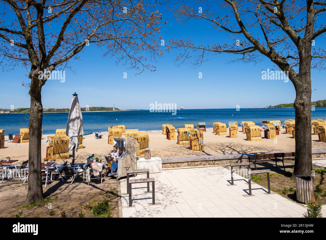 Heikendorf, Deutschland, Mai 2023 Strandleben am feinen Sandstrand ...