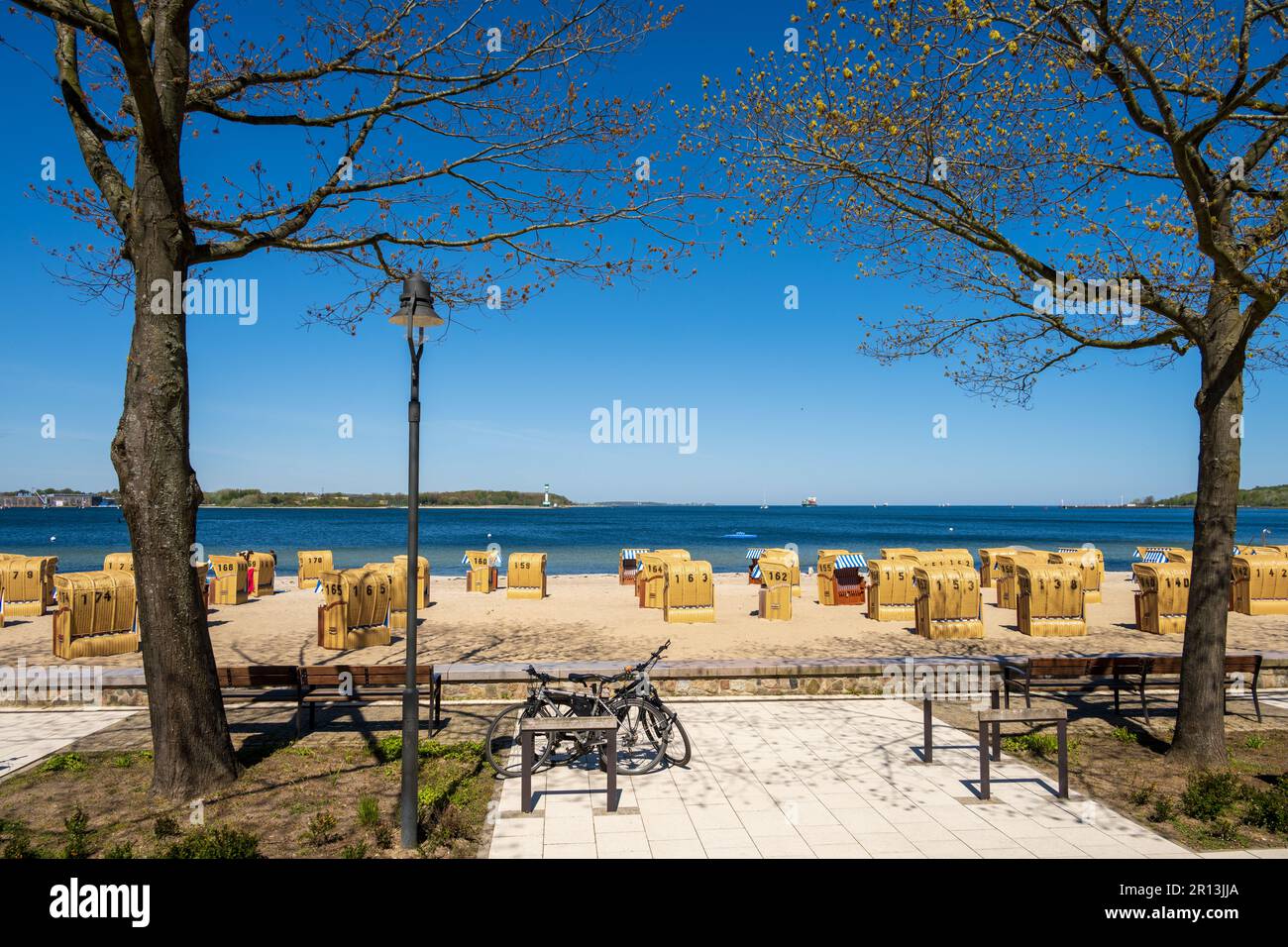 Heikendorf, Deutschland, Mai 2023 Ein herrlicher Sandstrand mit ...