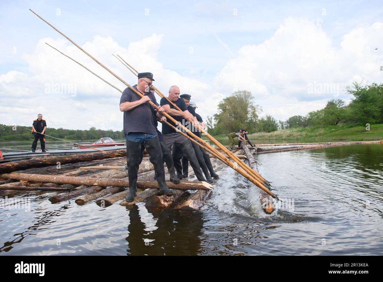 11 May 2023, Saxony-Anhalt, Schönebeck: Members of the "Lychener Flößer ...