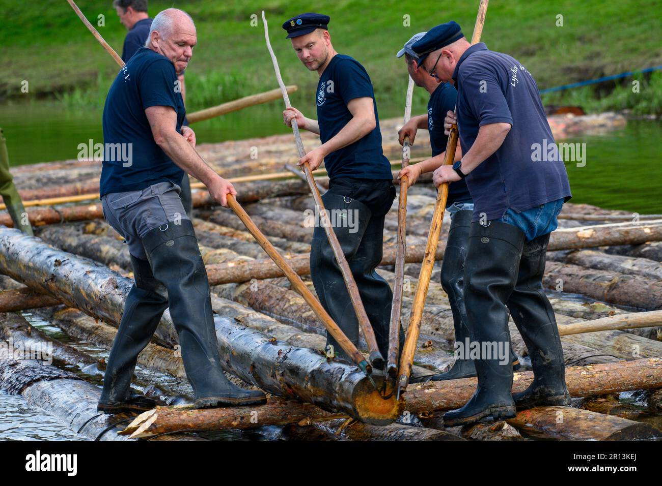 11 May 2023, Saxony-Anhalt, Schönebeck: Members of the "Lychener Flößer ...