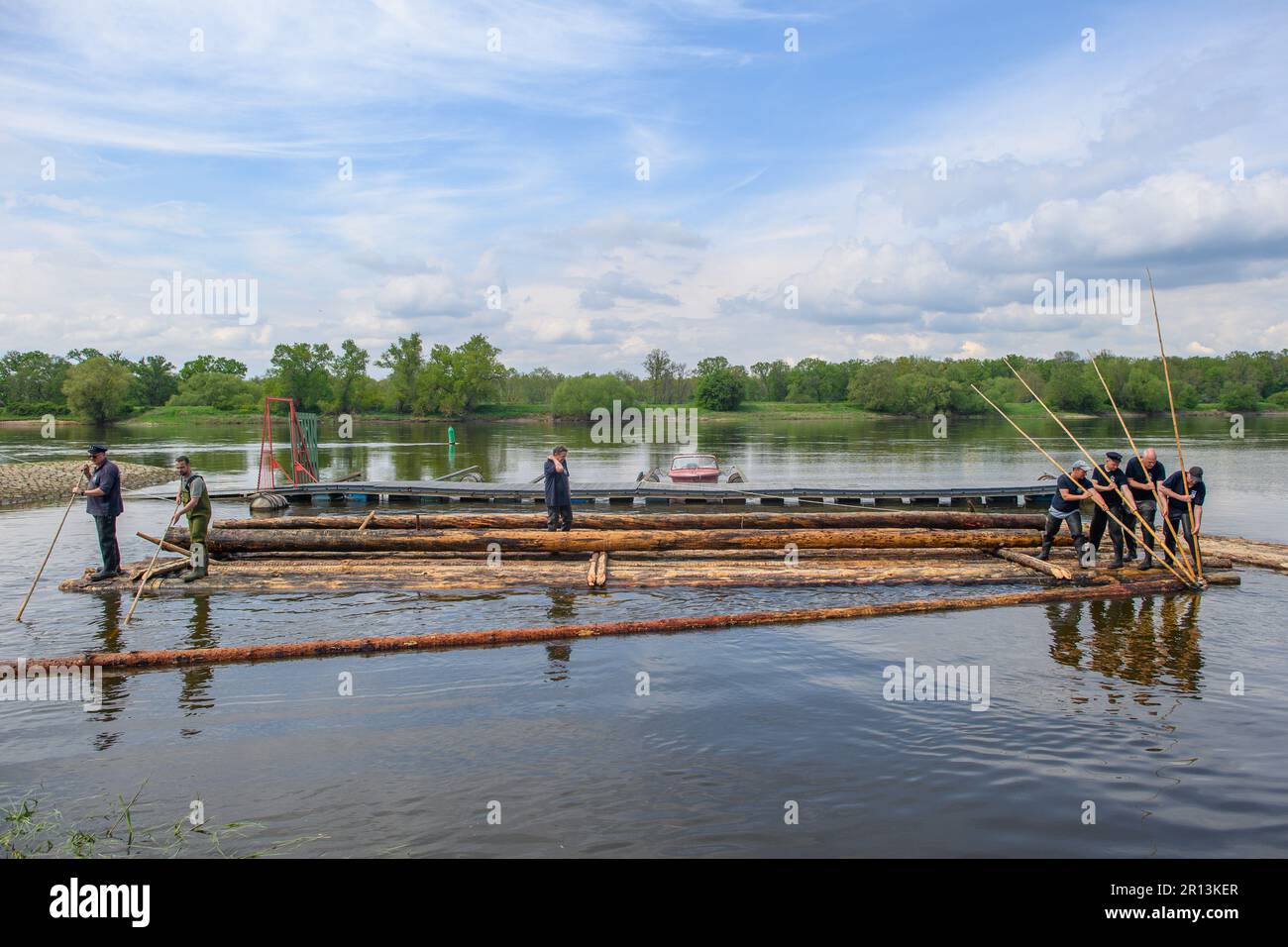 11 May 2023, Saxony-Anhalt, Schönebeck: Members of the "Lychener Flößer ...