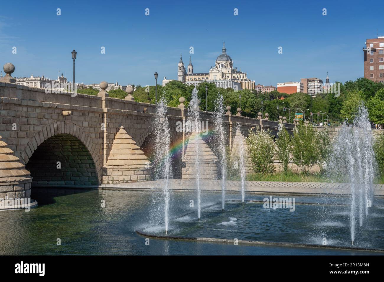 Segovia bridge almudena cathedral madrid hi-res stock photography and ...