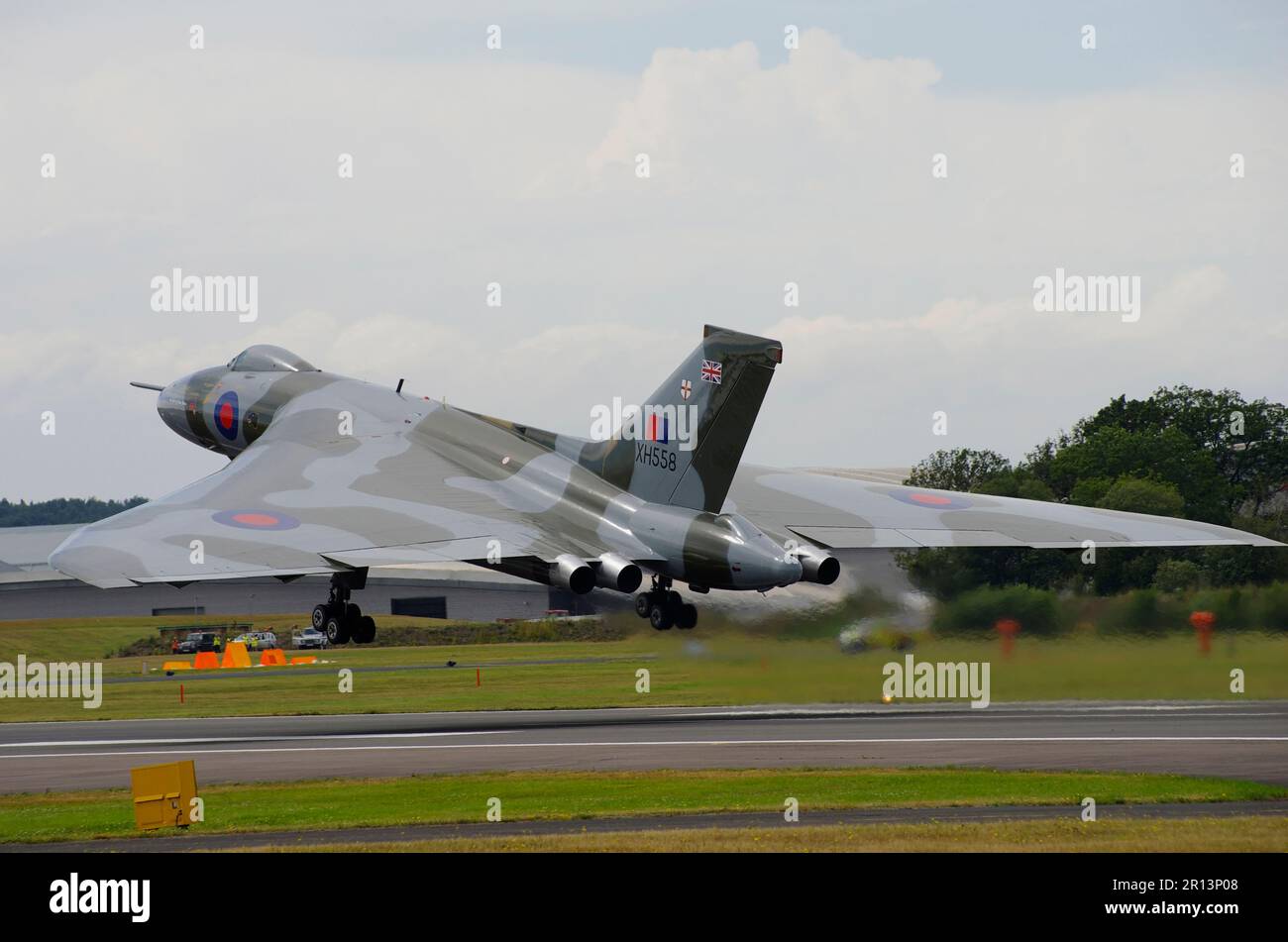 Avro Vulcan B 2, XH558, Take off at Farnborough International Air Show ...