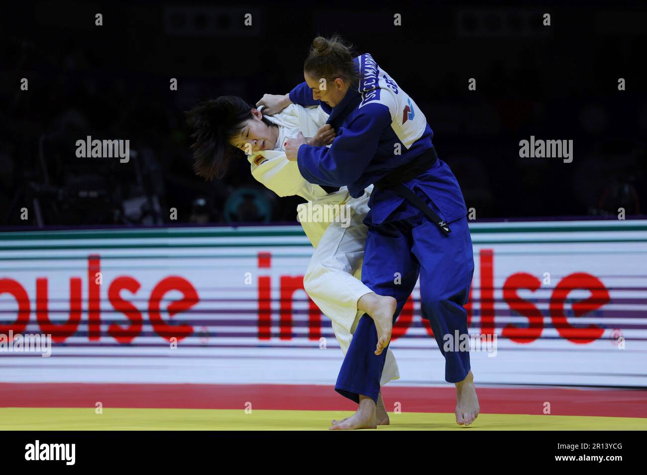 Japan's Saki NIIZOE (white) and Germany's Giovanna GERSCOCCIMARRO (blue ...