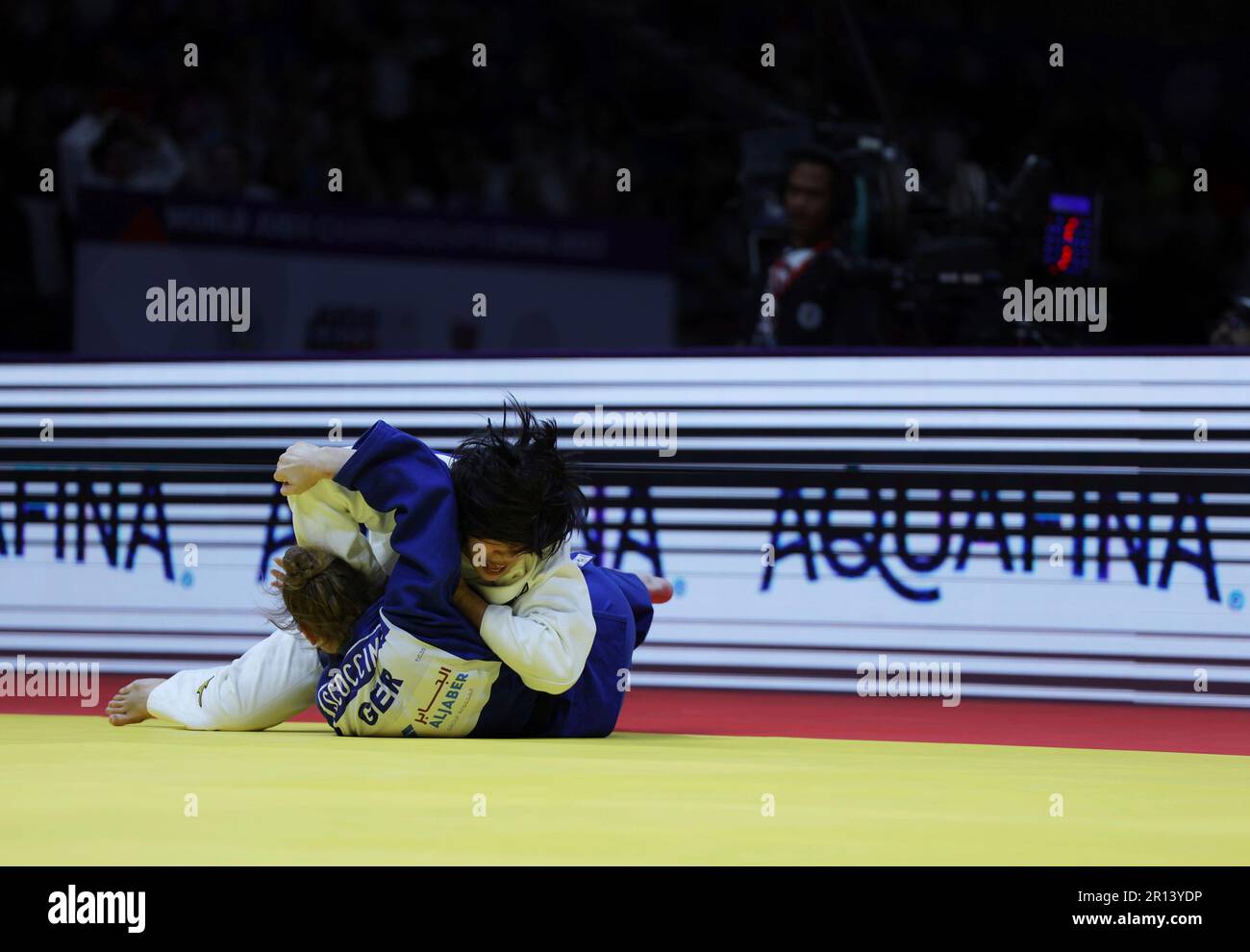 Japan's Saki NIIZOE (white) and Germany's Giovanna GERSCOCCIMARRO (blue ...