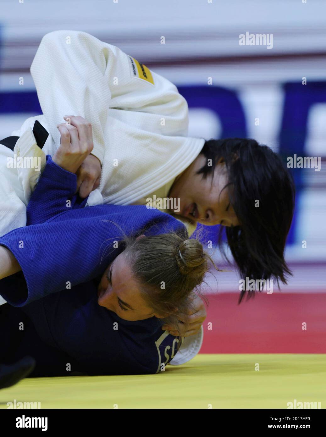 Japan's Saki NIIZOE (white) and Germany's Giovanna GERSCOCCIMARRO (blue ...