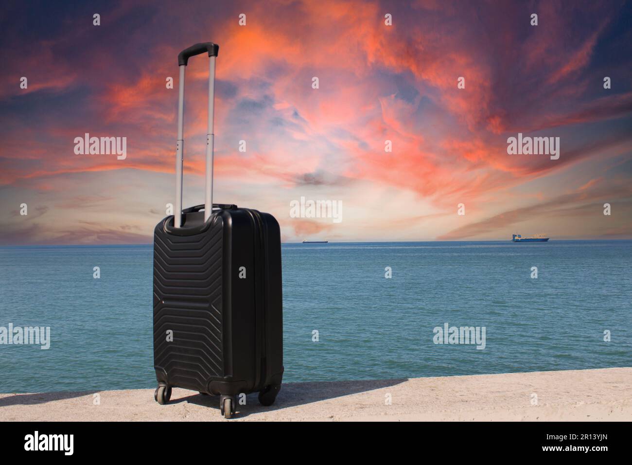 Vacation suitcase hi-res stock photography and images - Alamy