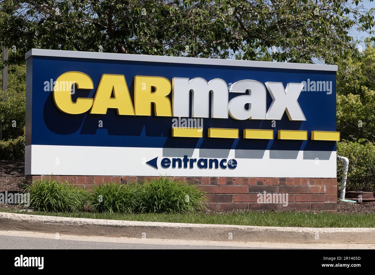 Indianapolis - Circa May 2023: CarMax Auto Dealership. CarMax is the ...