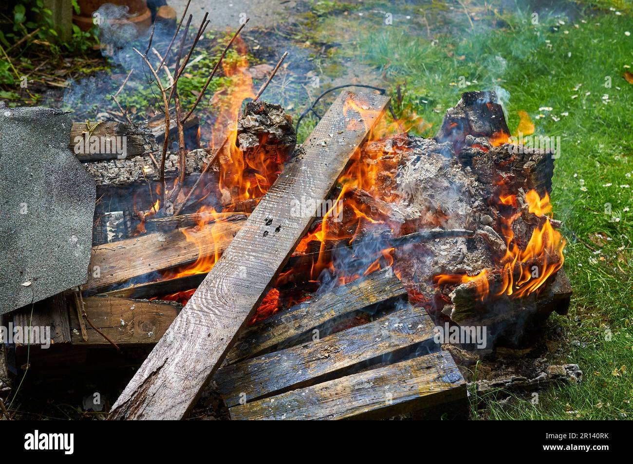 Wood burning on a bonfire Stock Photo - Alamy