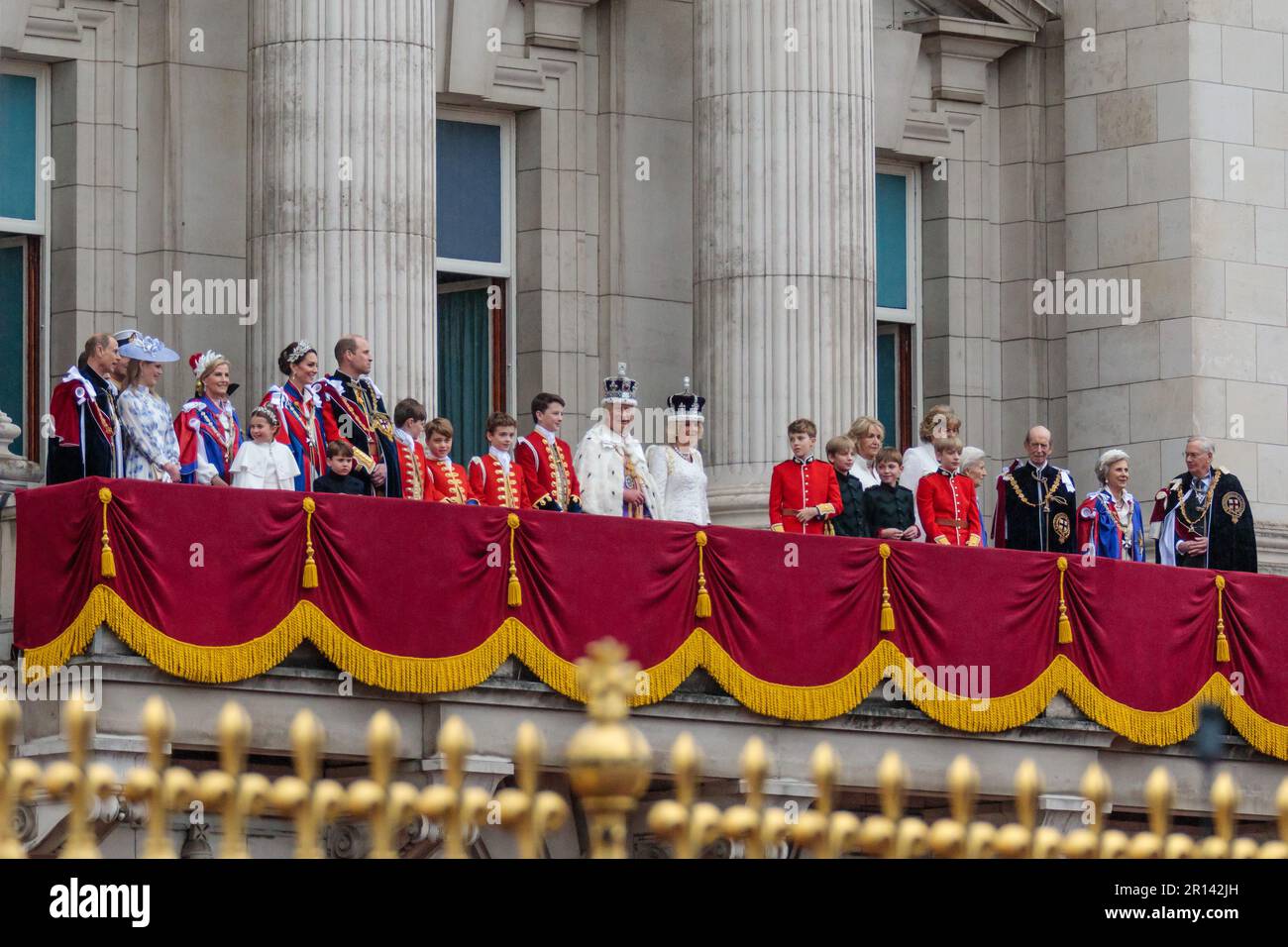 The British Royal Family appear on the Buckingham Palace balcony for ...