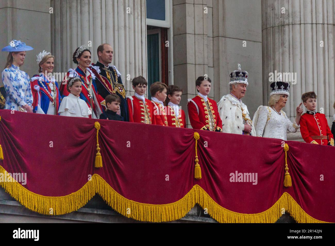 The British Royal Family appear on the Buckingham Palace balcony for ...