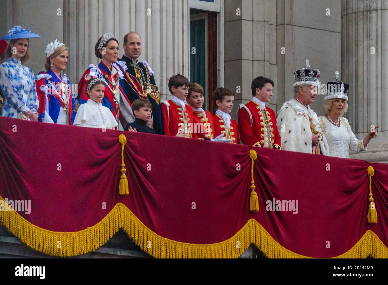 The British Royal Family appear on the Buckingham Palace balcony for ...