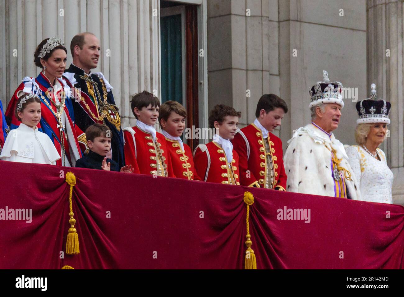 The British Royal Family appear on the Buckingham Palace balcony for ...