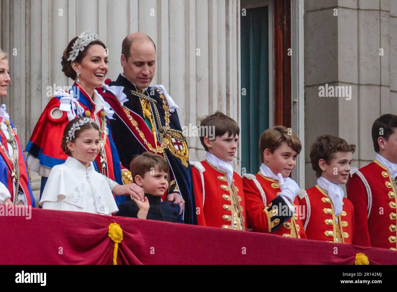 The British Royal Family appear on the Buckingham Palace balcony for ...